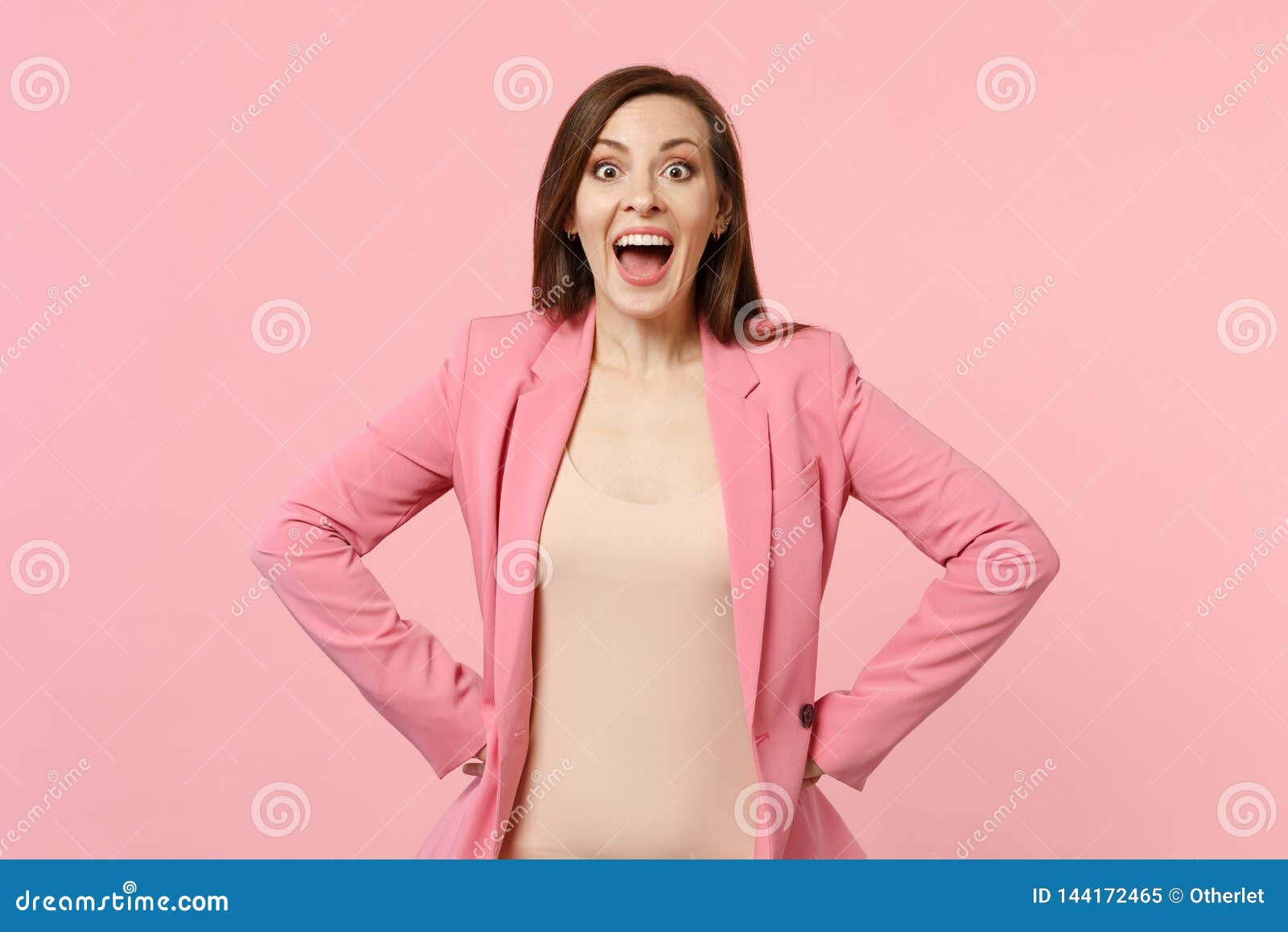 Jeune Femme Excitée Dans La Veste Maintenant La Bouche Grande Ouverte