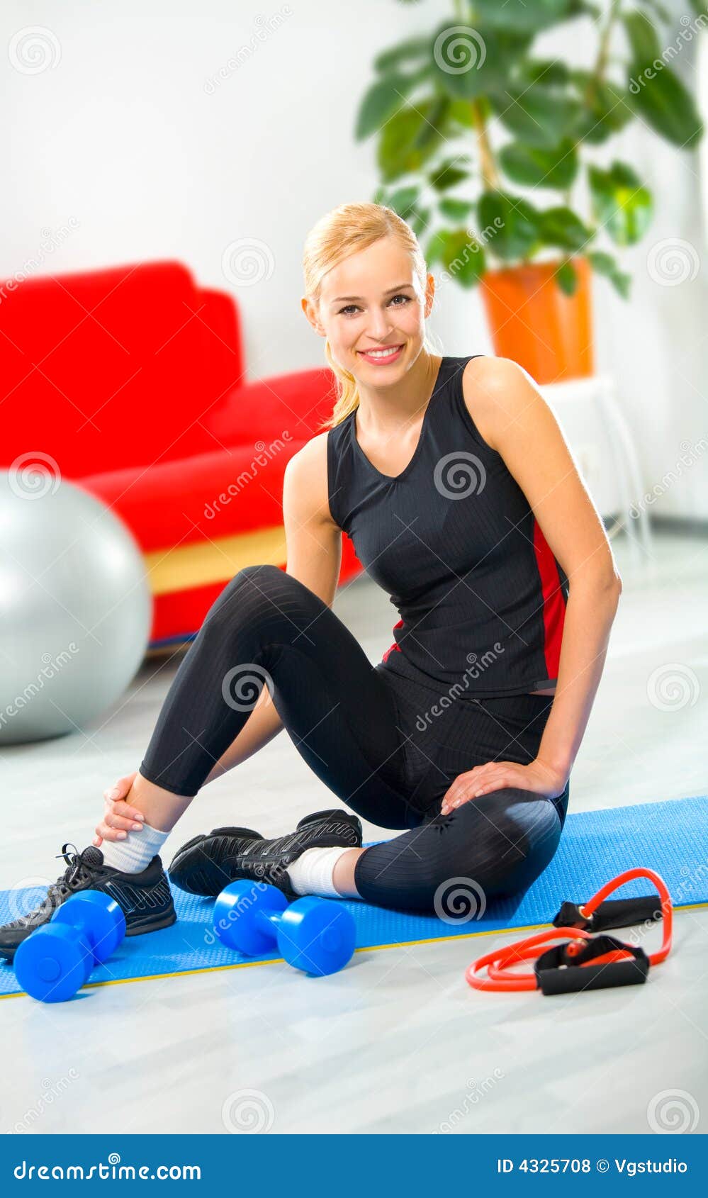 Jeune Femme Faisant La Forme Physique Photo stock - Image du gens ...