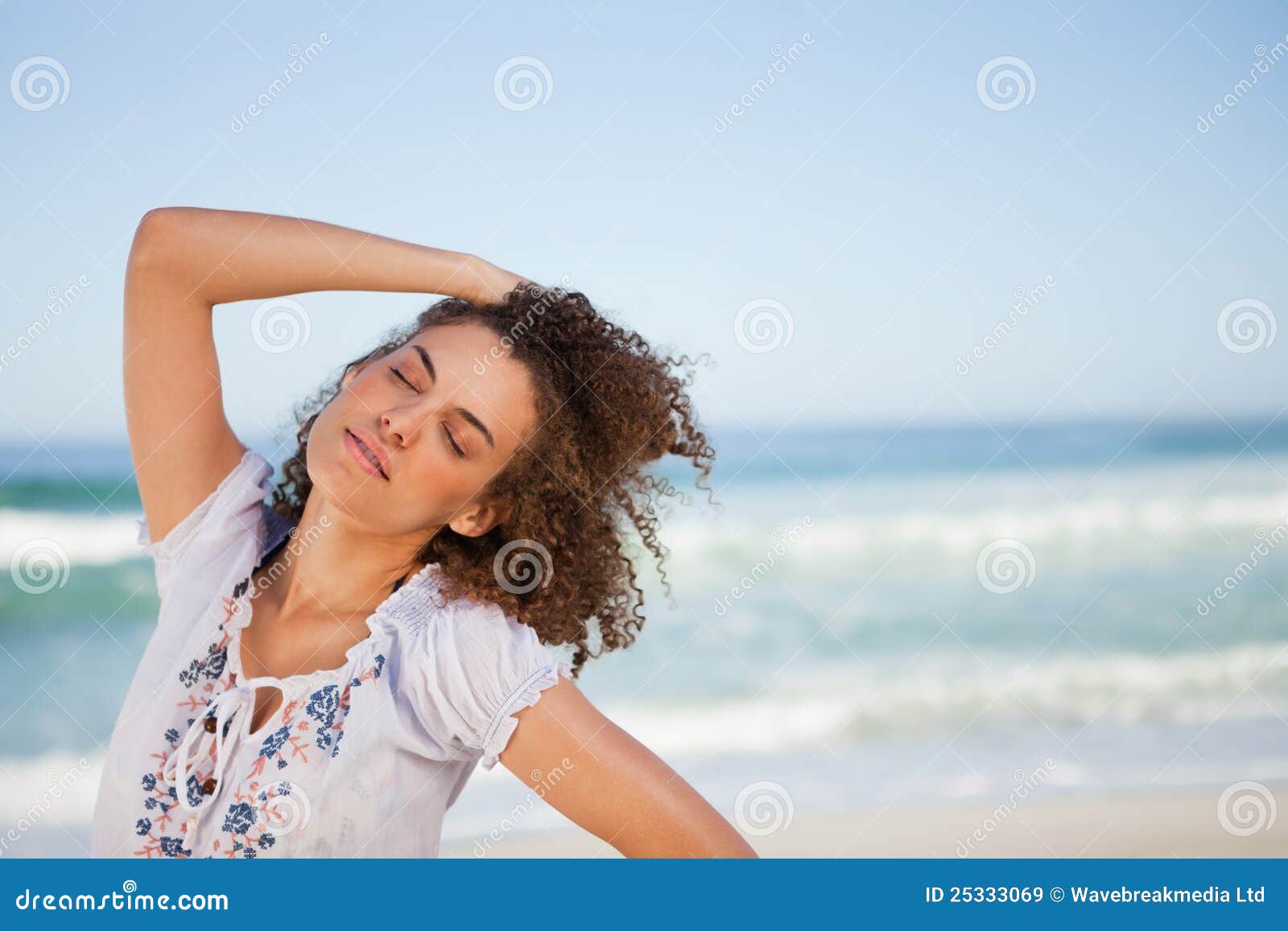 Jeune Femme Fermant Ses Yeux Tout En Restant Sur La Plage Image Stock