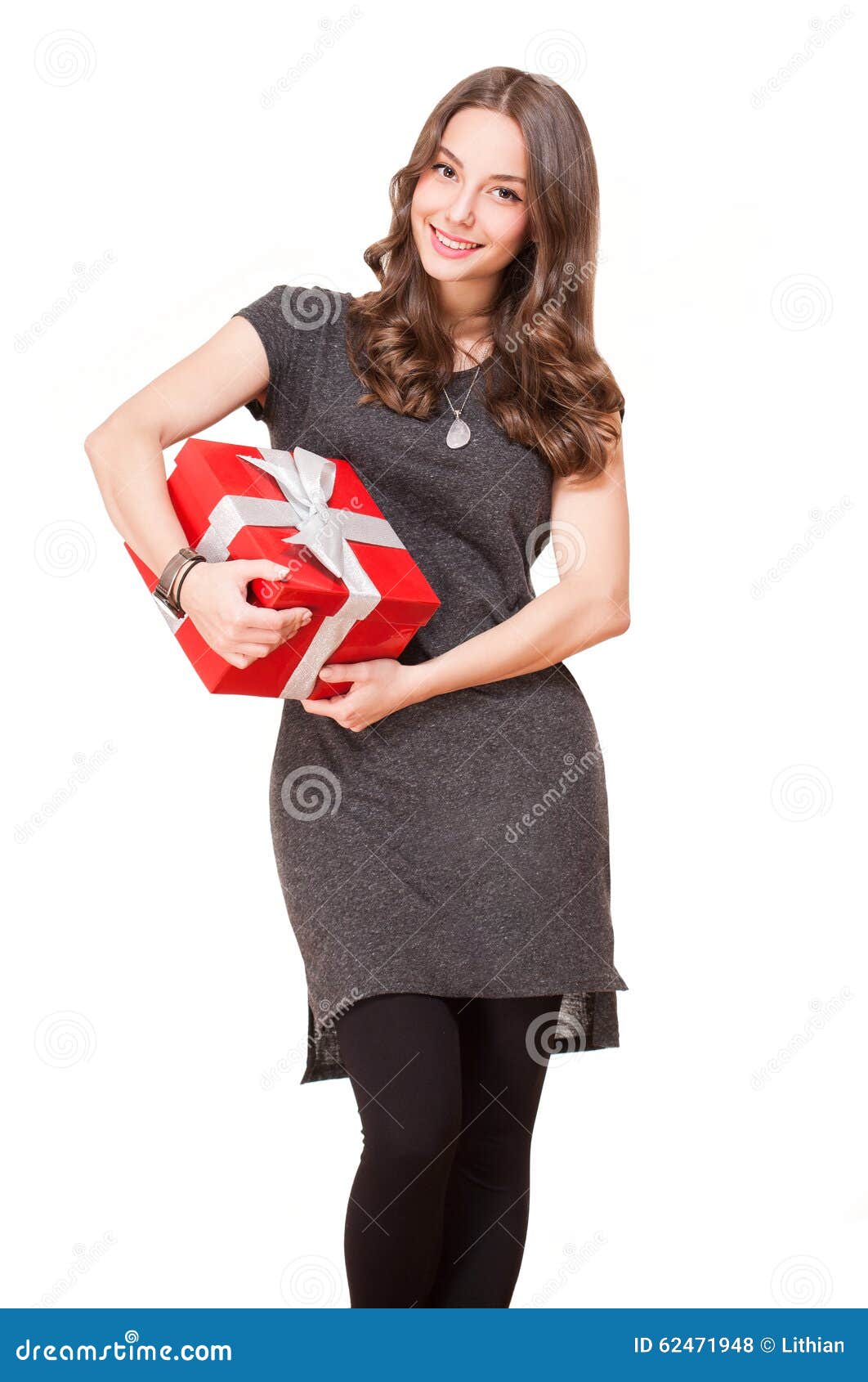 Jeune Femme Magnifique De Brune Avec Le Boîte-cadeau Photo stock ... Jeune Femme Magnifique De Brune Avec Le Boîte-cadeau Photo stock ...