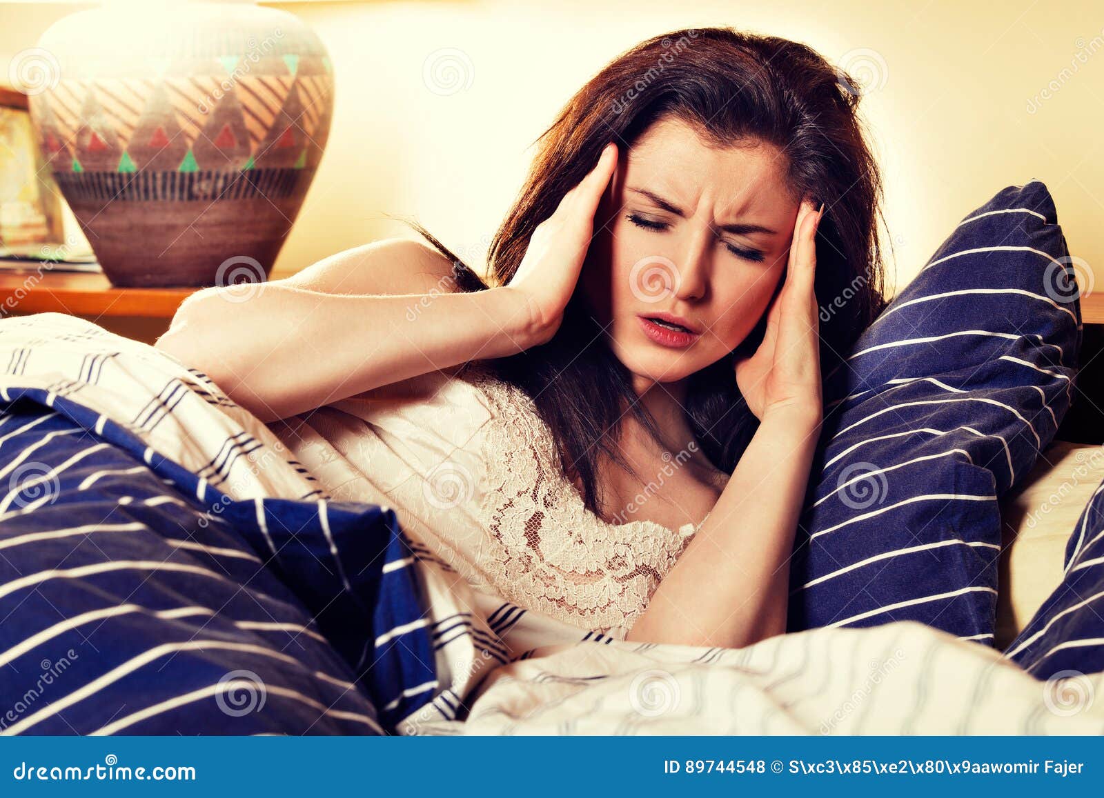 Jeune Femme Malade Se Trouvant Sur Son Lit Dans La Chambre à Coucher Photo Stock Image Du