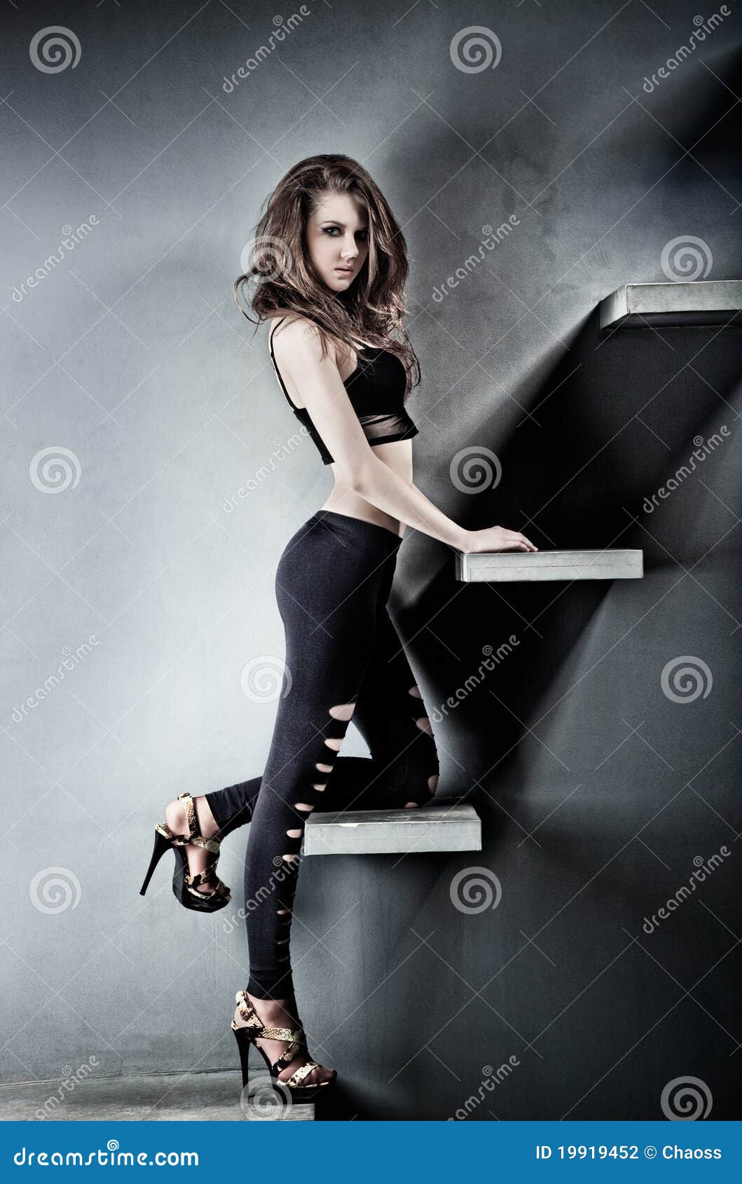 Jeune femme mince photo stock. Image du jeune, gris, personne - 19919452