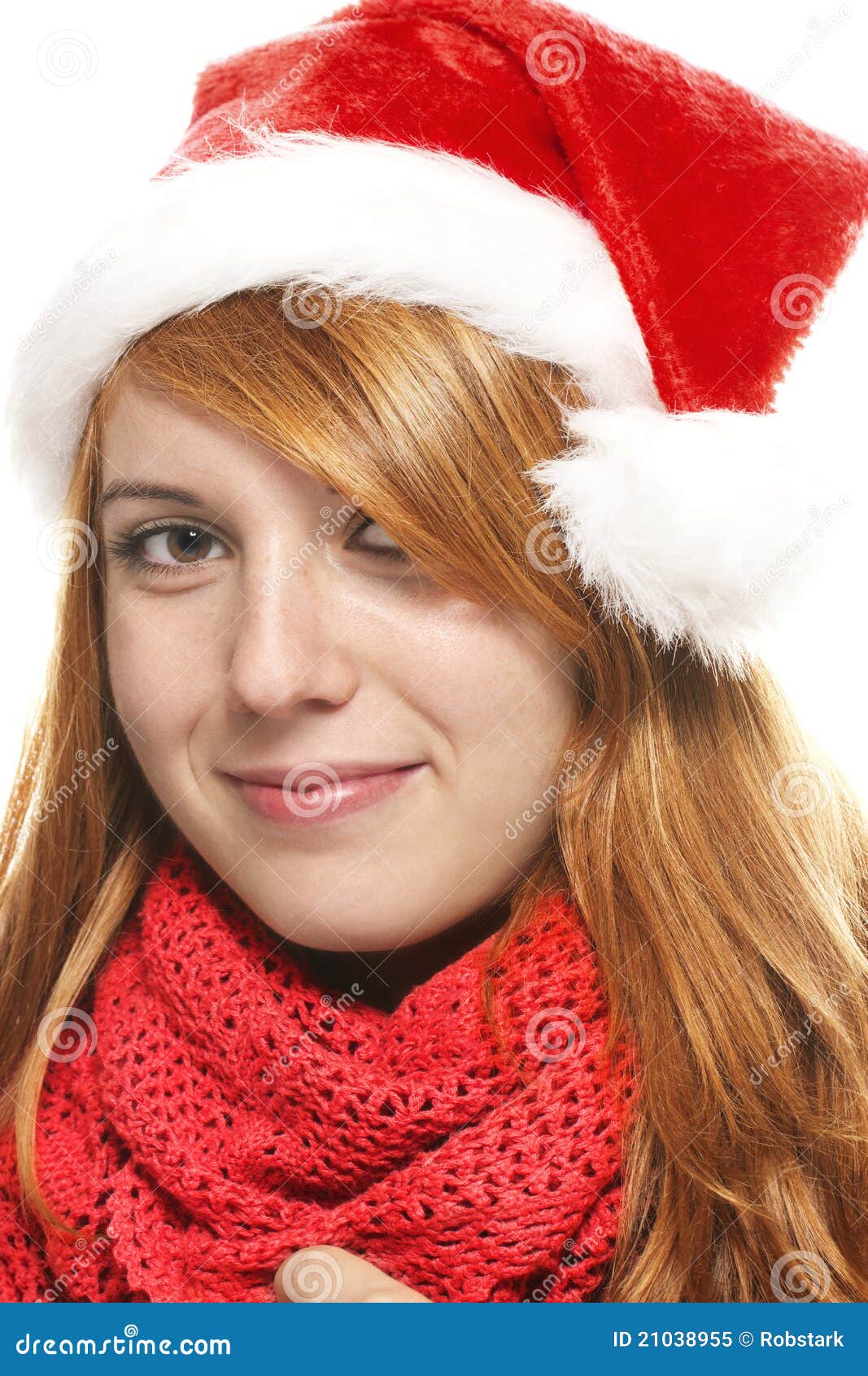 Jeune Femme Rousse De Sourire Avec Le Chapeau De Santa Image Stock