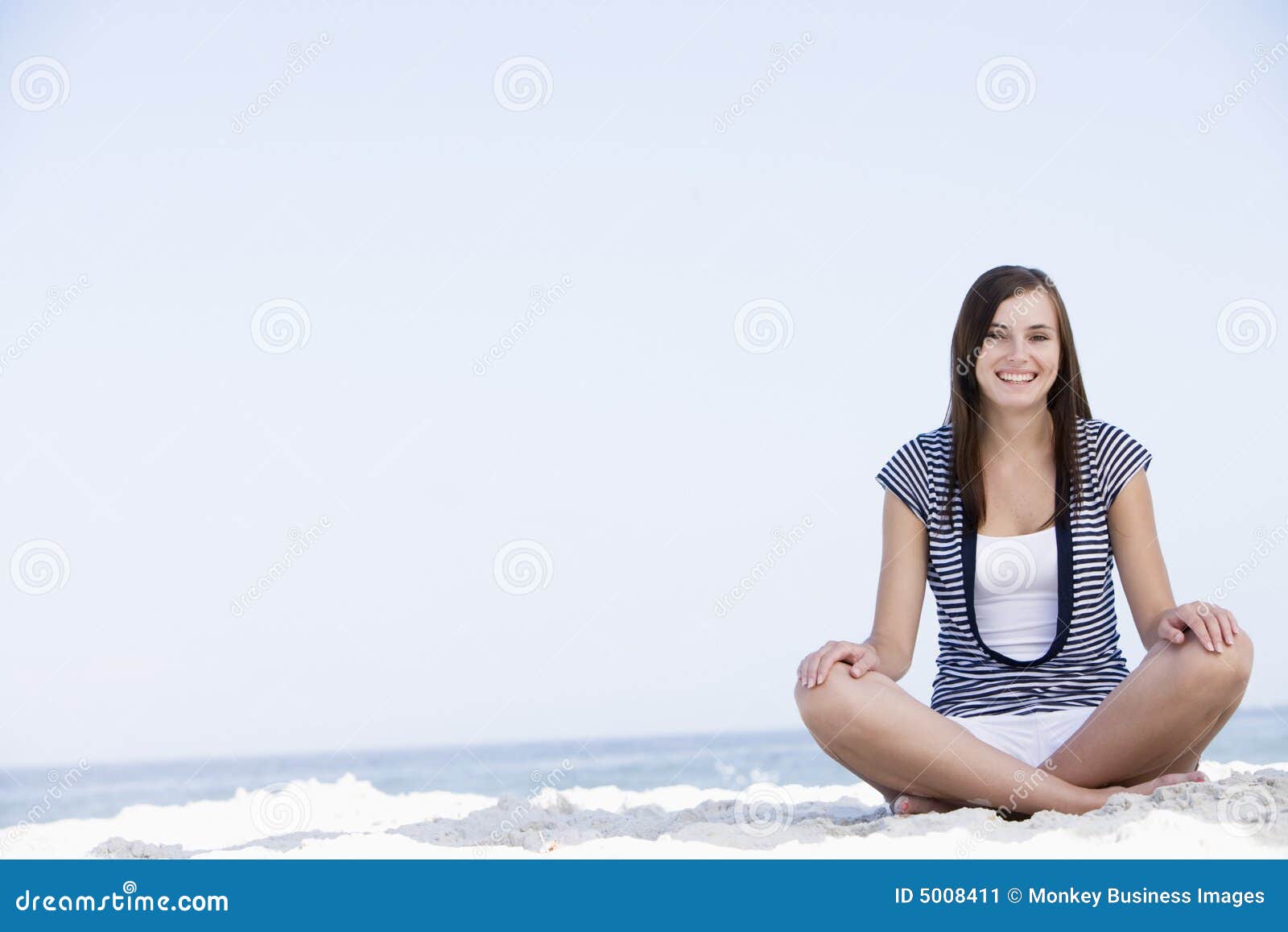 Jeune Femme S'asseyant Sur La Plage Image stock - Image du longueur ... Jeune Femme S'asseyant Sur La Plage Image stock - Image du longueur ...