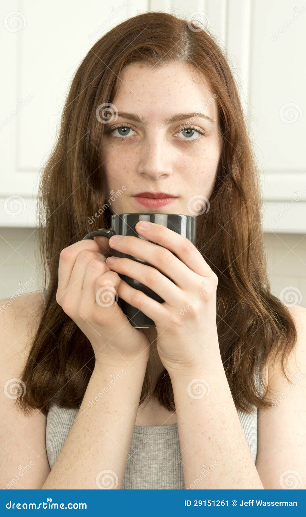 Jeune femme satisfaite image stock. Image du vivacité - 29151261