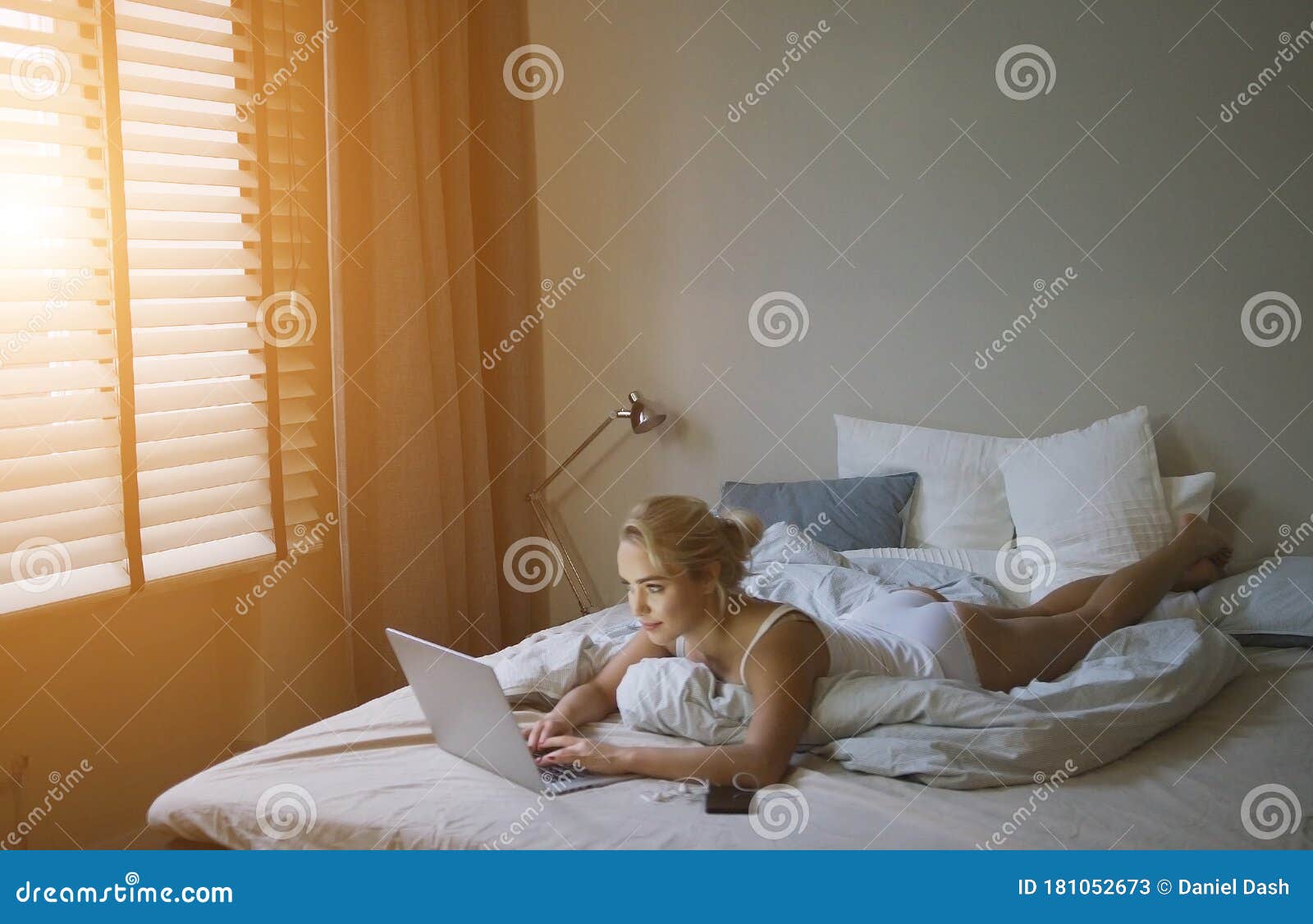 Jeune Femme Sensuelle Dans Le Haut De La Cuve Blanc Et Culottes Couché