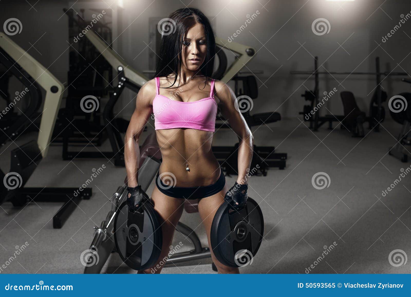 Jeune Femme Sexy De Brune De Forme Physique Dans Le Gymnase Faisant Des