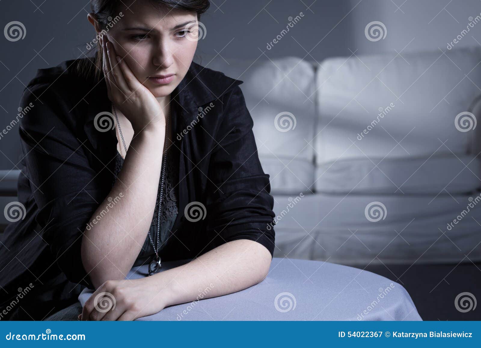 Jeune Femme Souffrant De La Solitude Image stock - Image du mari, noir ...