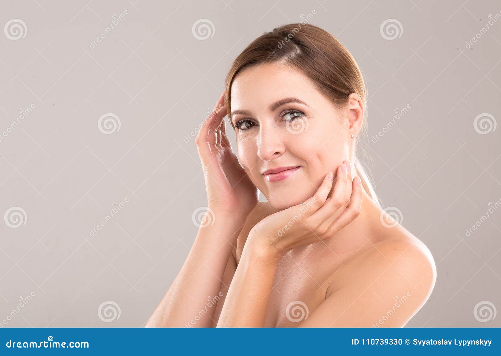 Jeune Femme Splendide Dans Le Studio Blanc Photo stock - Image du tony ...