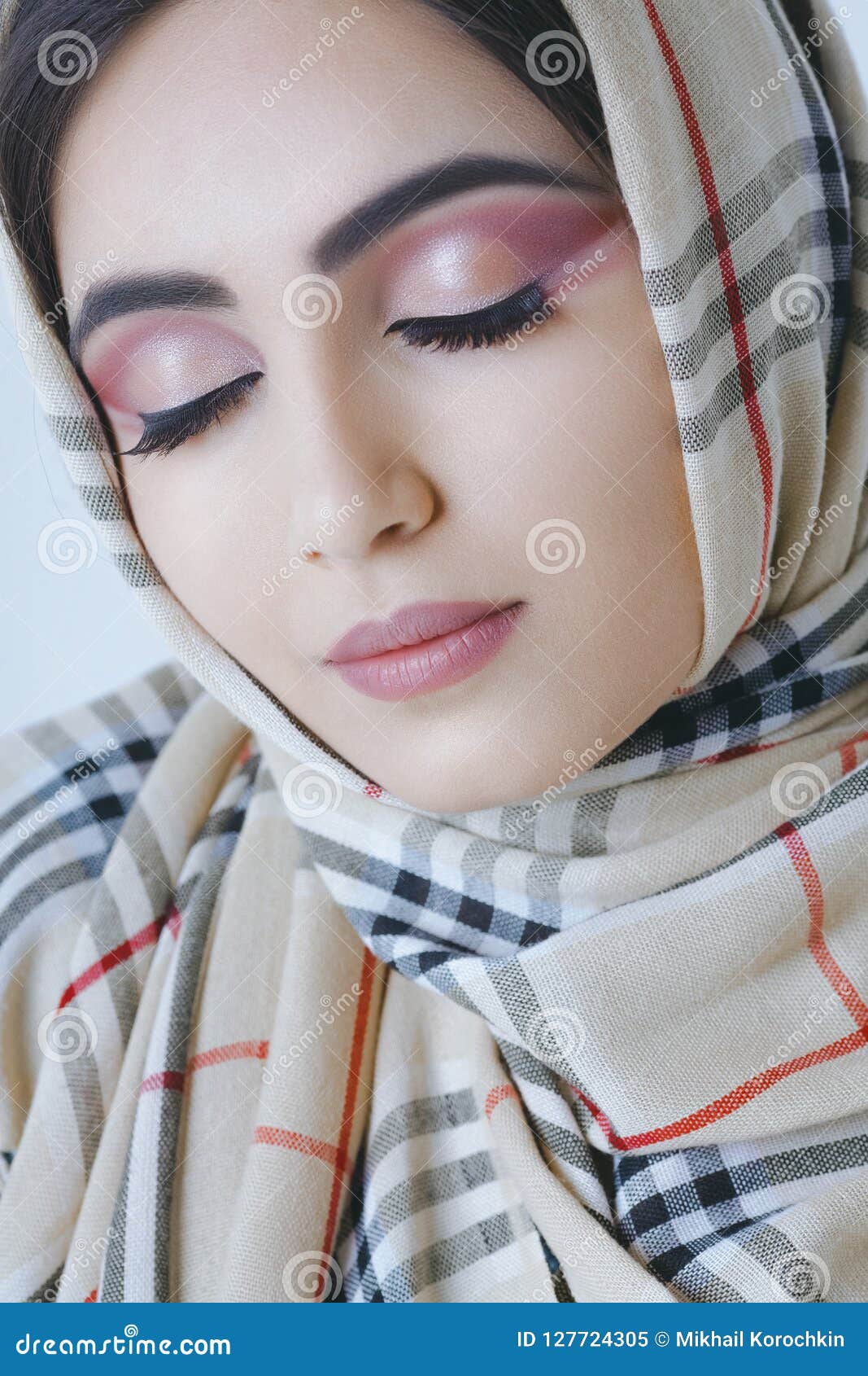 Jeune Fille Arabe Avec Le Maquillage Oriental Dans Le Hijab Image Stock