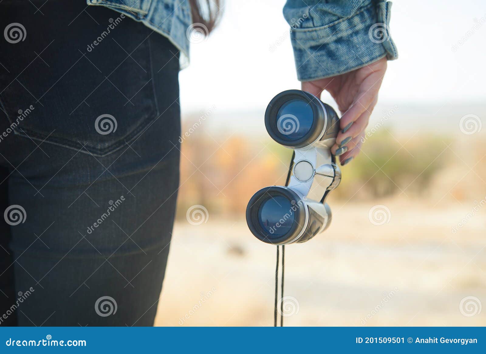 Jeune Fille Avec Des Jumelles En Haute Montagne Image Stock Image Du