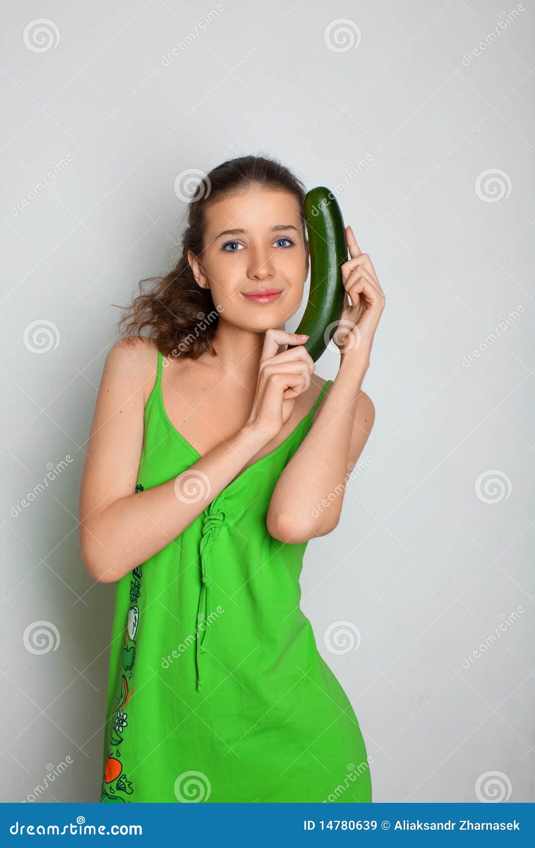 Jeune Fille Avec La Courgette De Courge Image stock - Image du nature ...