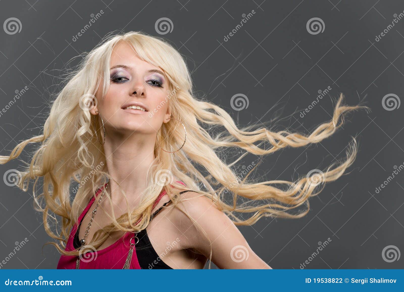 Jeune Fille Blonde Avec Le Long Cheveu De Vol Photo Stock Image Du