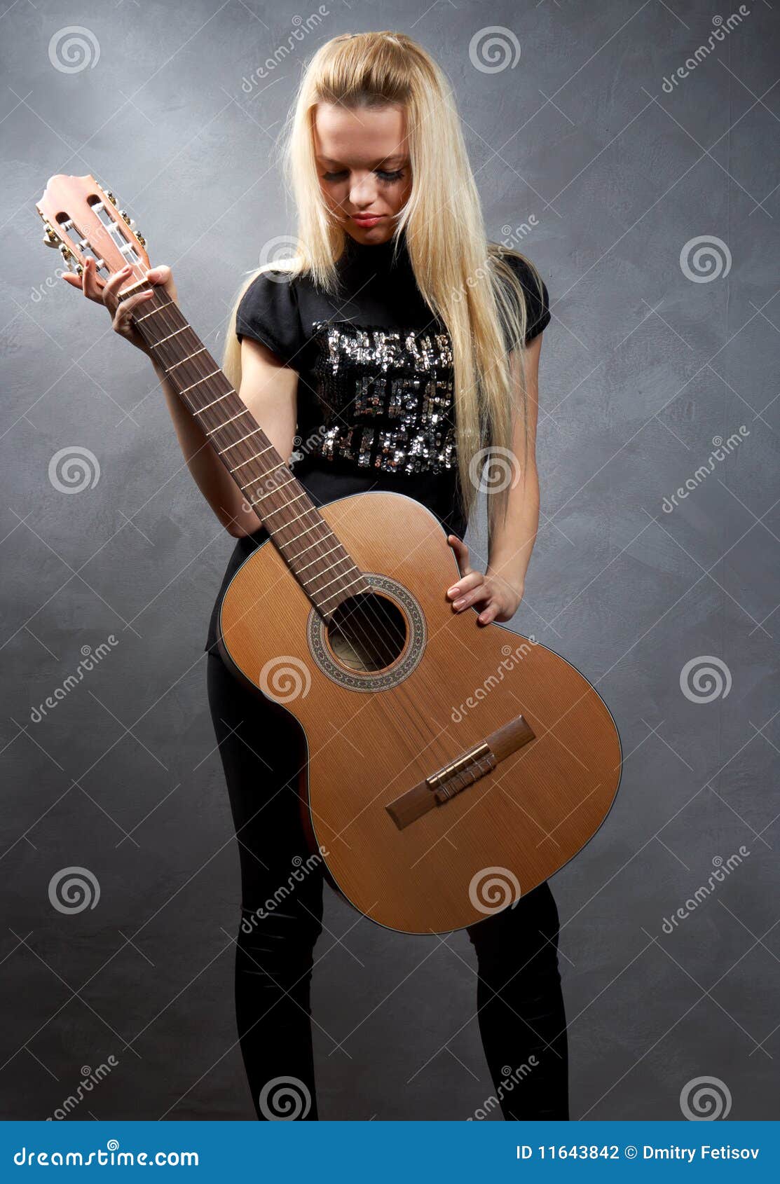 Jeune Fille Blonde Avec Une Guitare Photo Stock Image Du Gris Cheveu