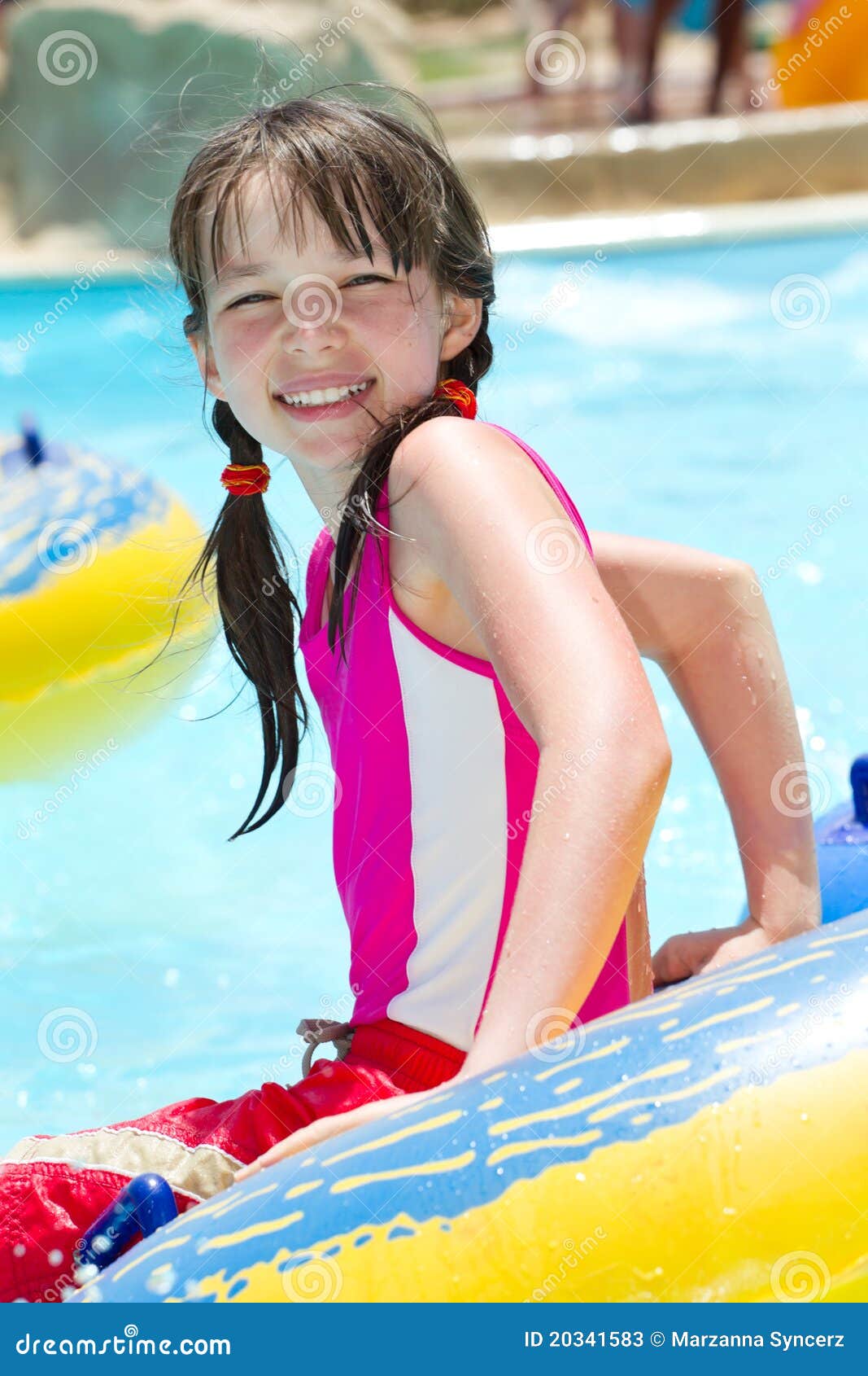 Jeune Fille Dans La Piscine Image Stock Image Du Amusement Jeune