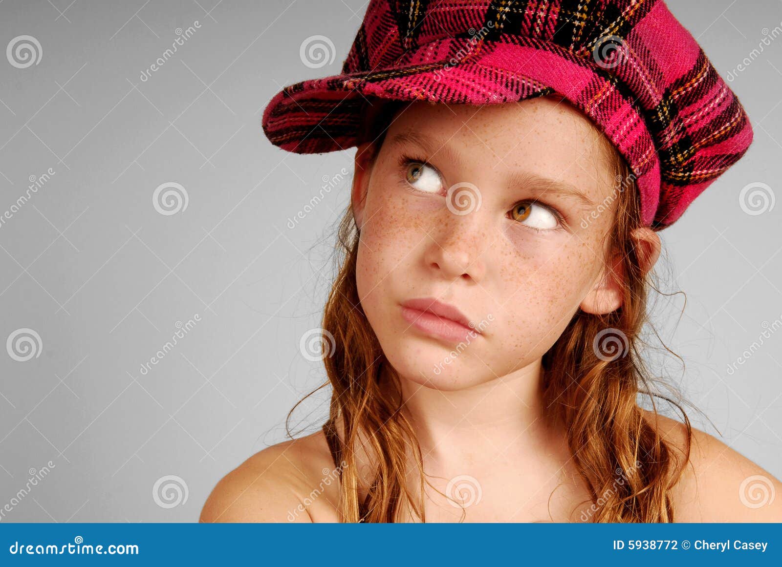 Jeune Fille Dans Le Capuchon De Plaid Photo stock - Image du fille ...