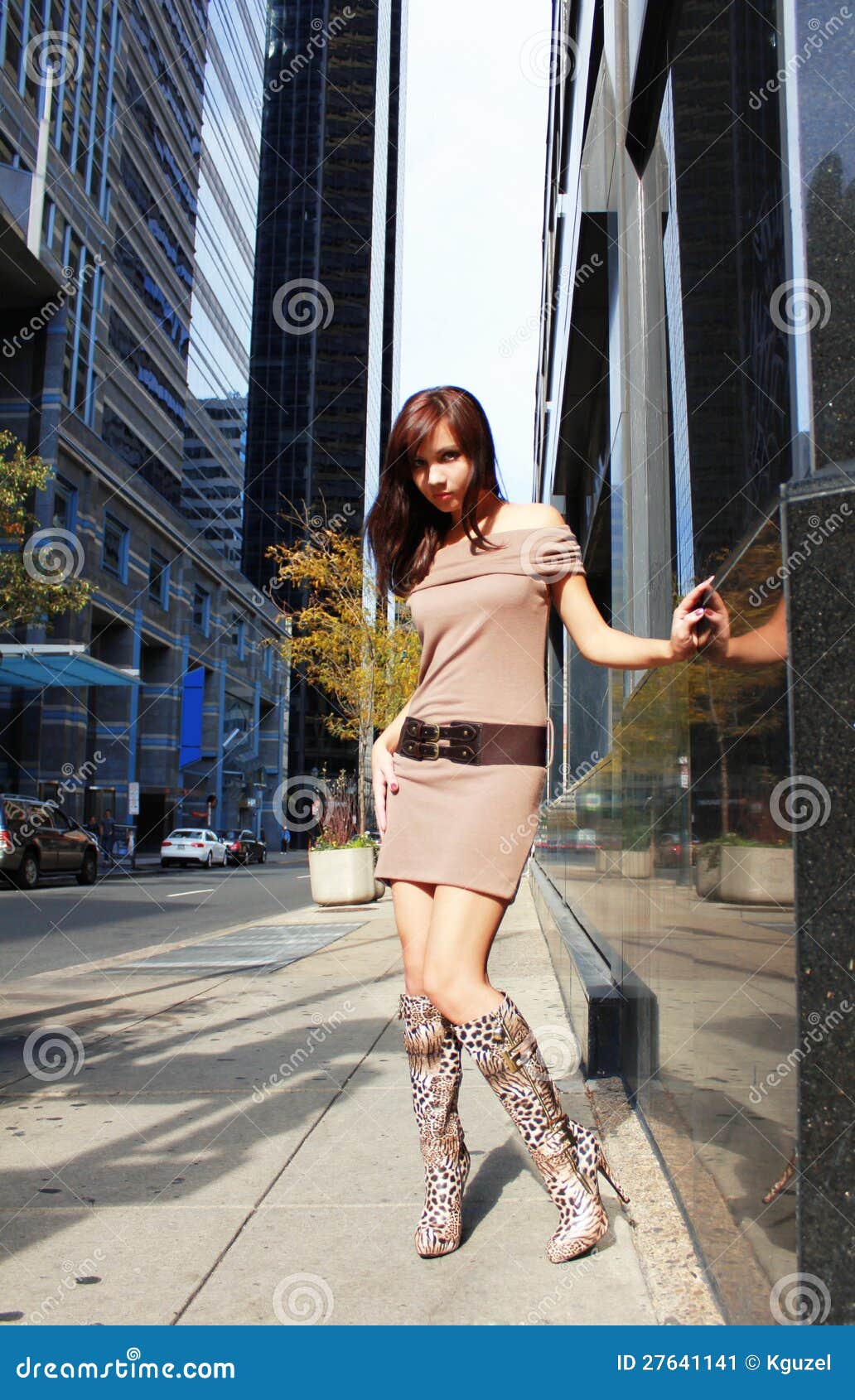 Jeune Fille Dans Les Gaines Sexy Posant Dans Une Ville Image Stock
