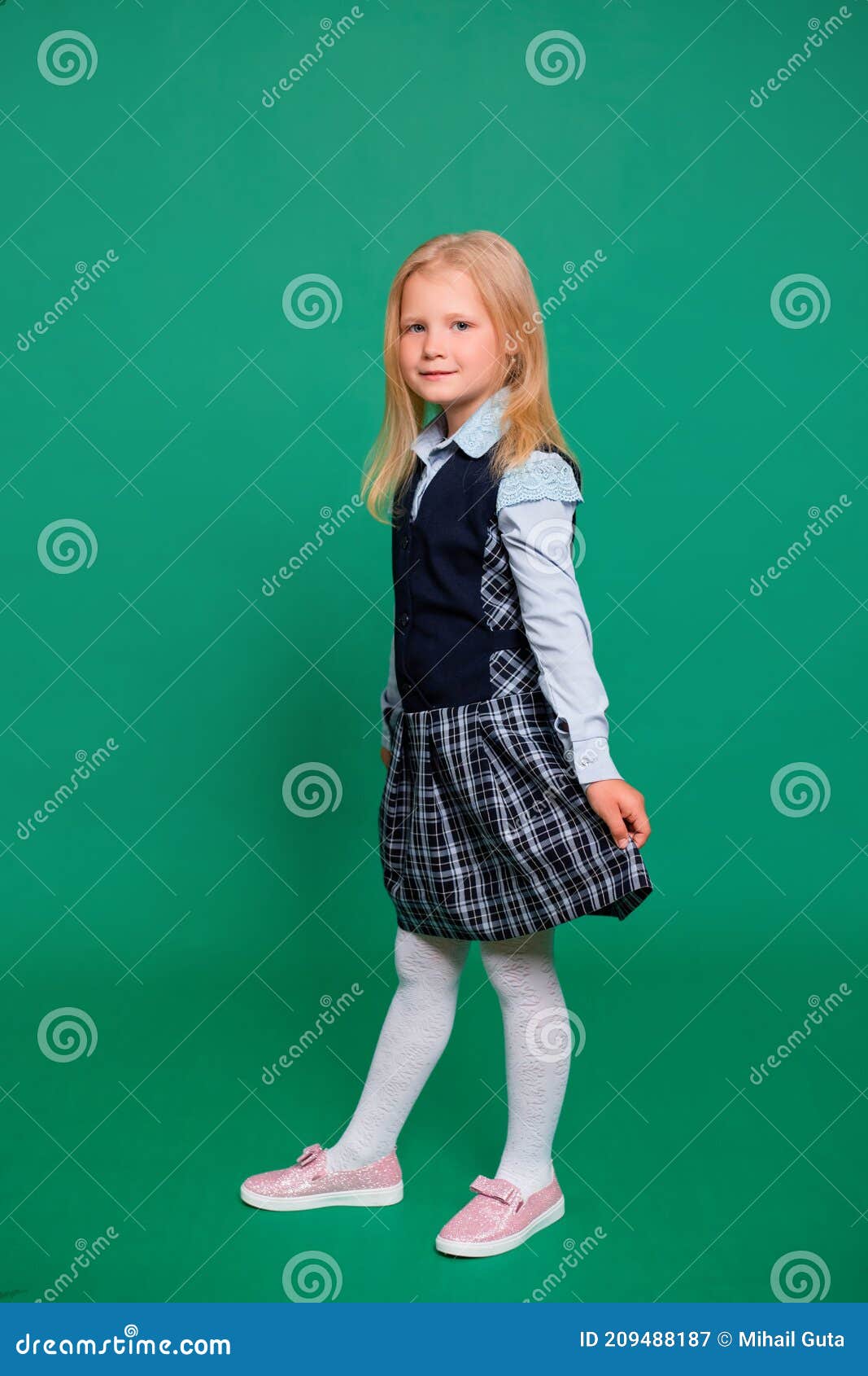 Jeune Fille En Uniforme Scolaire Posant Sur Un Fond Vert Image Stock Image Du Lifestyle