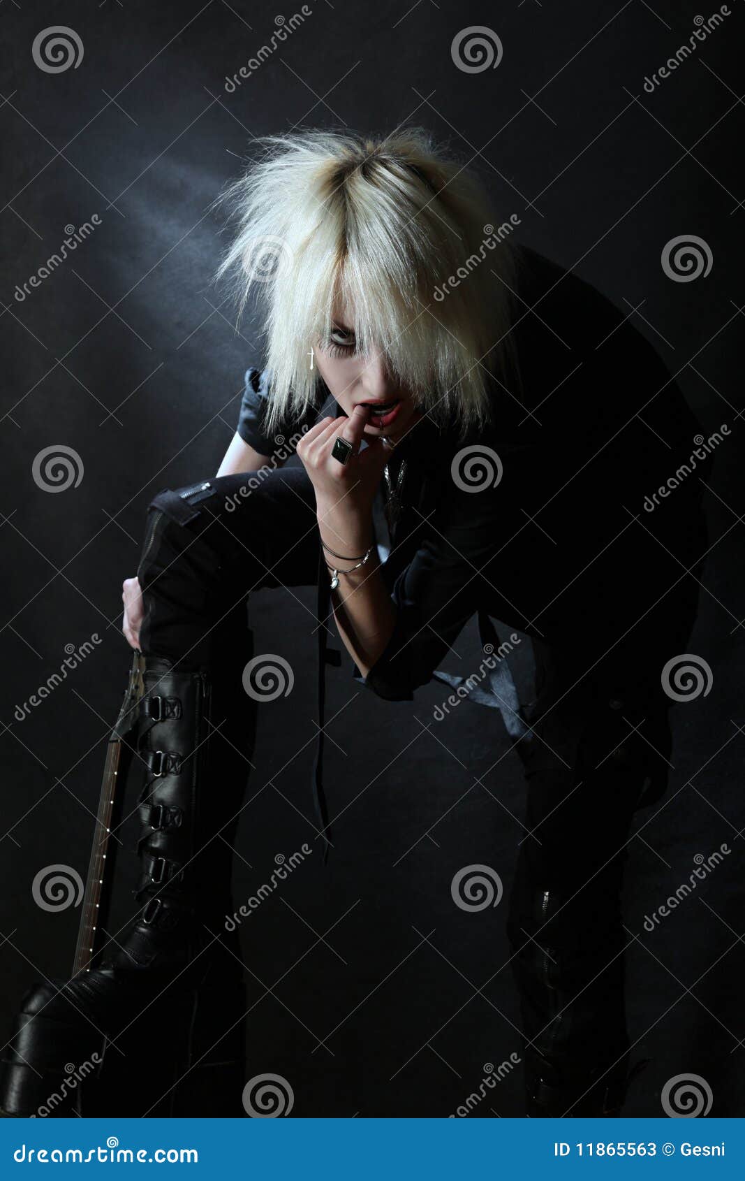Jeune Fille Gothique Blonde Dans De Hautes Gaines Avec La Guitare Image