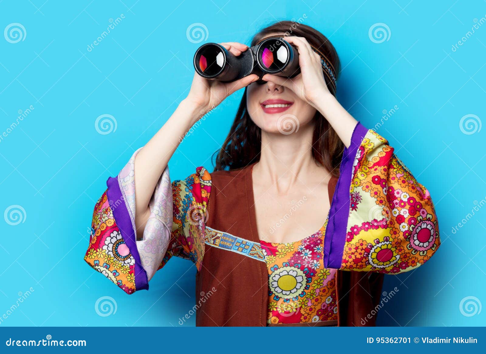 Jeune Fille Hippie Avec Des Jumelles Image Stock Image Du Frais Joie