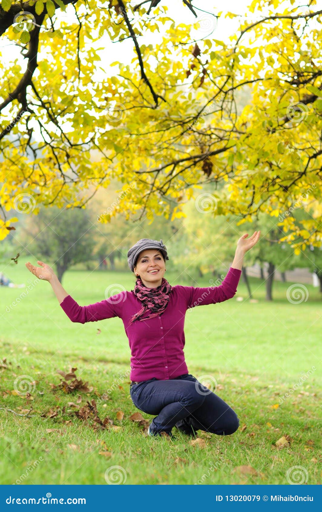 Jeune fille libre image stock. Image du rose, femmes - 13020079