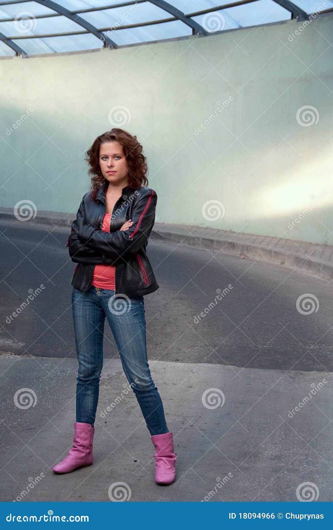 Jeune Fille Mignonne Dans La Jupe En Cuir Photo Stock Image Du