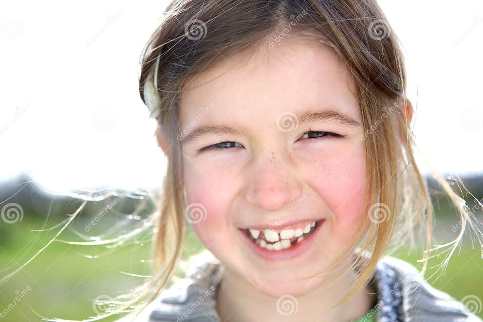 Jeune Fille Mignonne Riant Dehors Photo Stock Image Du Beau Enfant