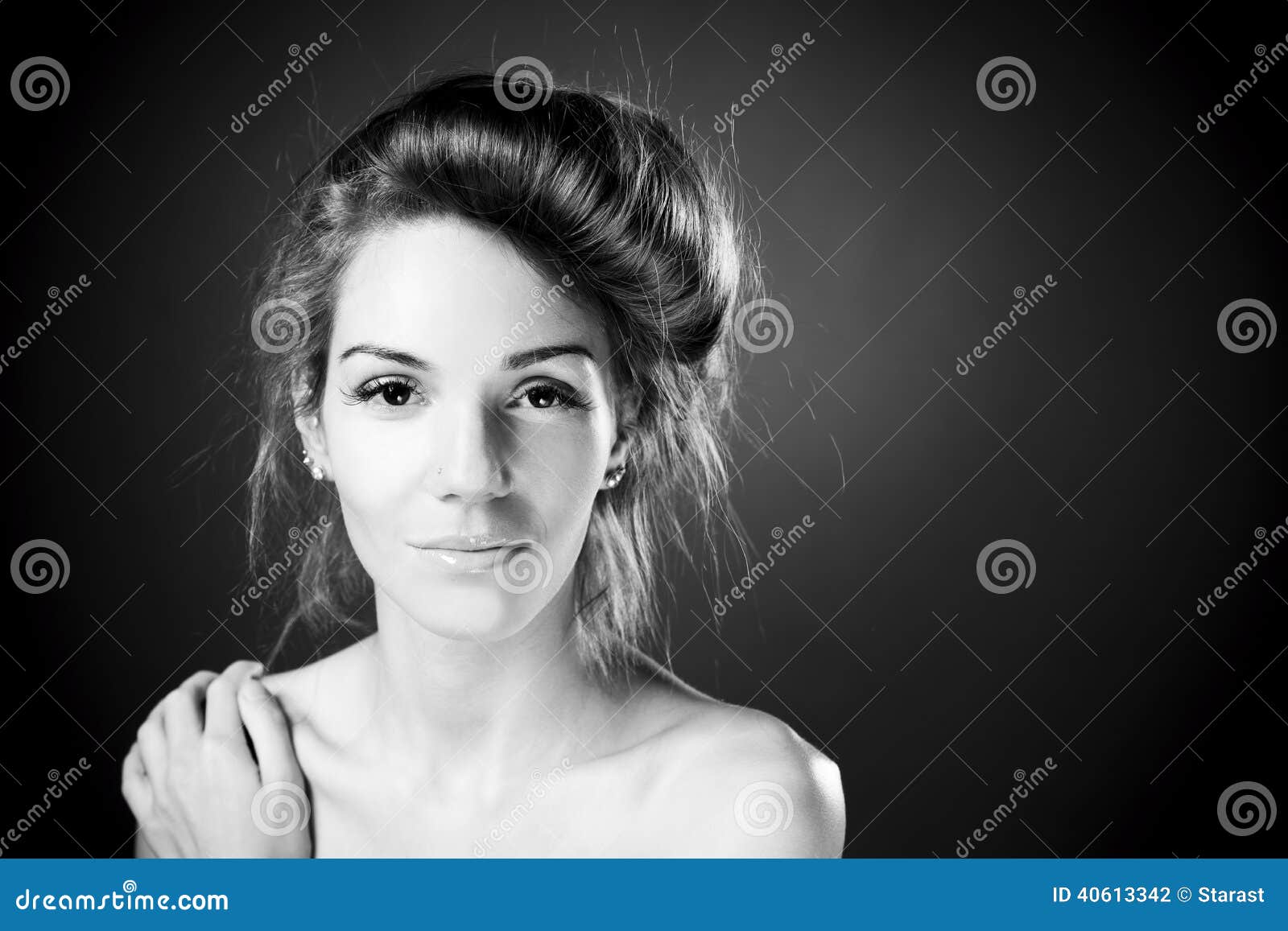 Jeune fille nue photo stock. Image du attrayant, beauté - 40613342