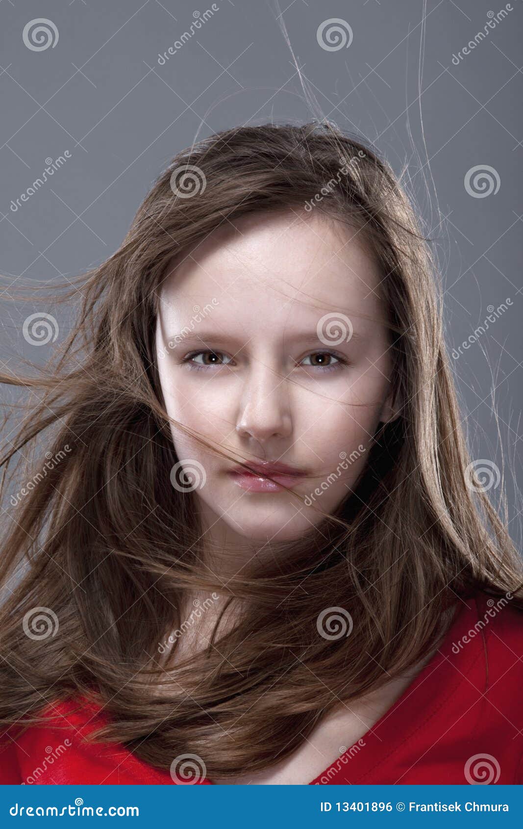 Jeune Fille Posant Comme Modèle Photo stock - Image du mode, visage ...