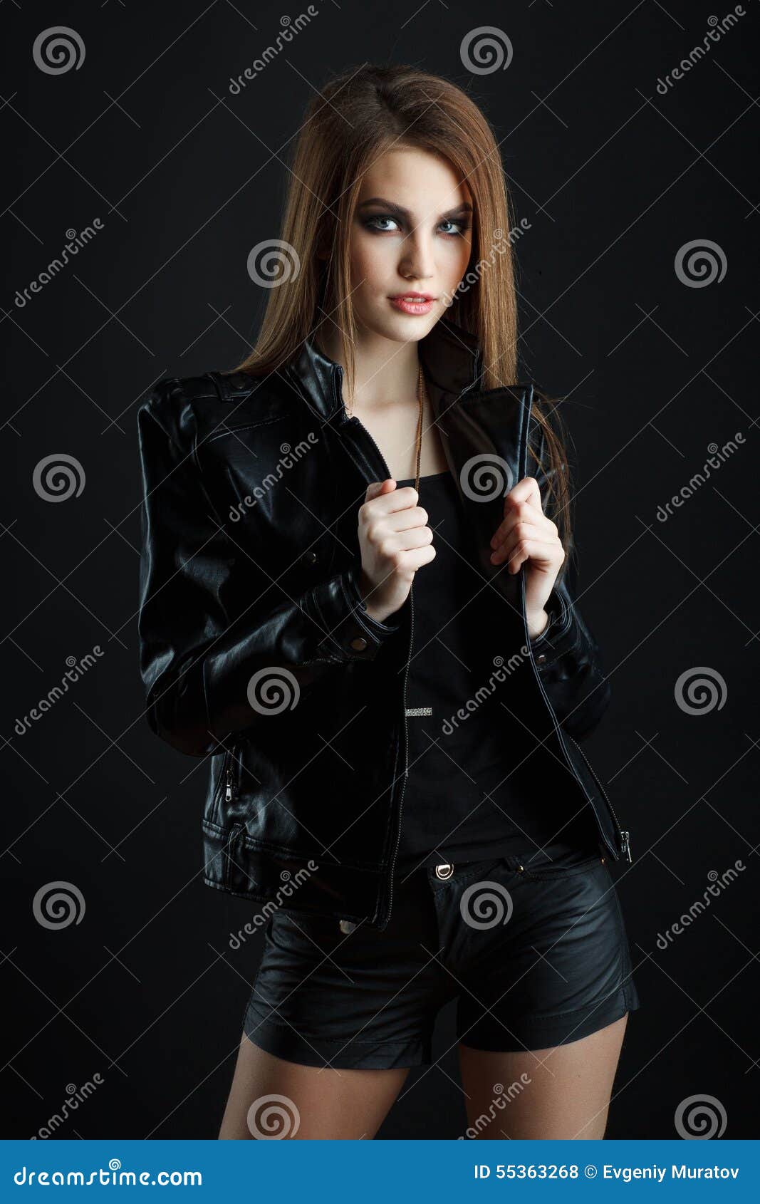Jeune Fille Posant Dans Le Studio Photo stock - Image du verticale ...