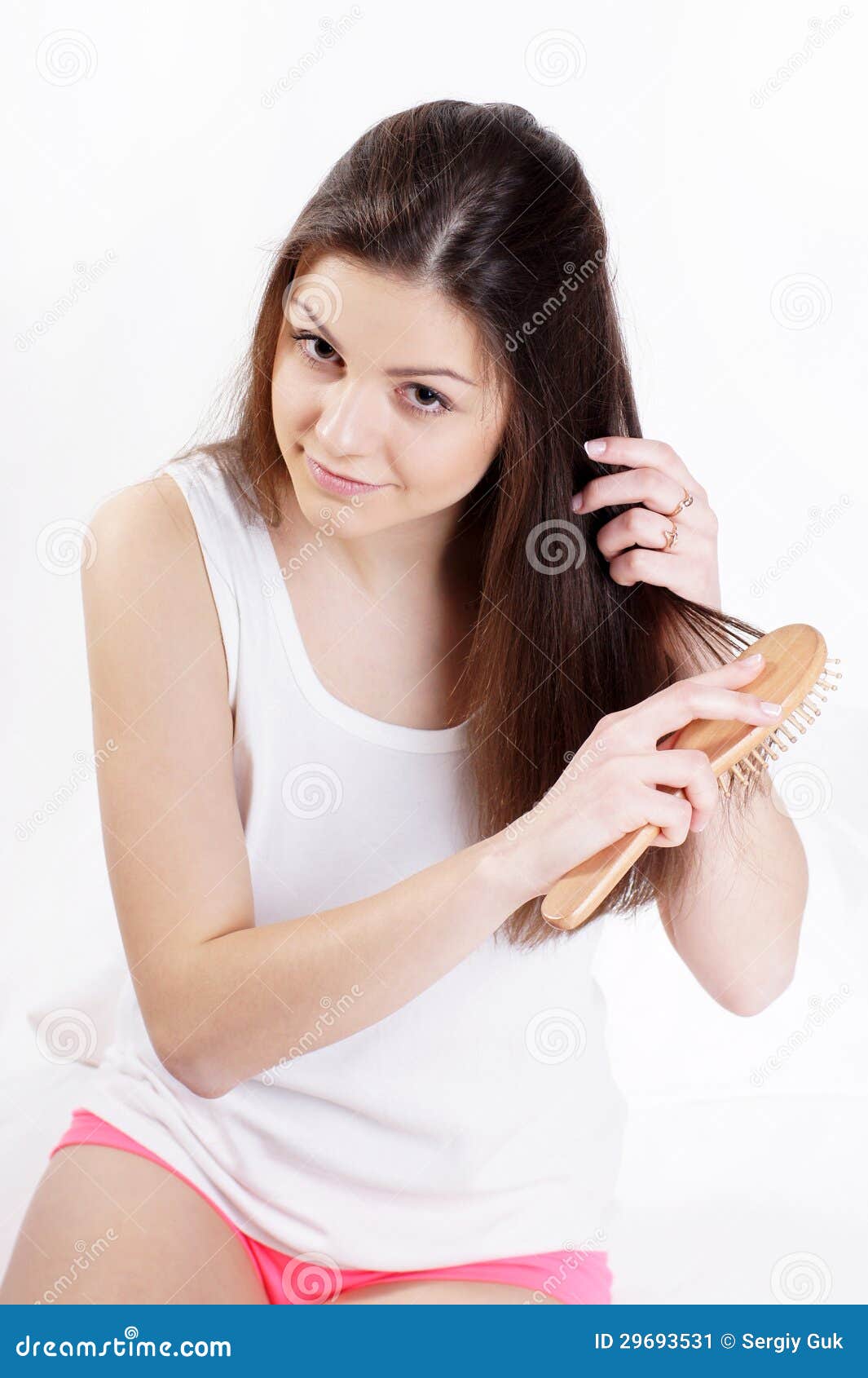 Jeune Fille Se Brossant Les Cheveux Image Stock Image Du Vêtements