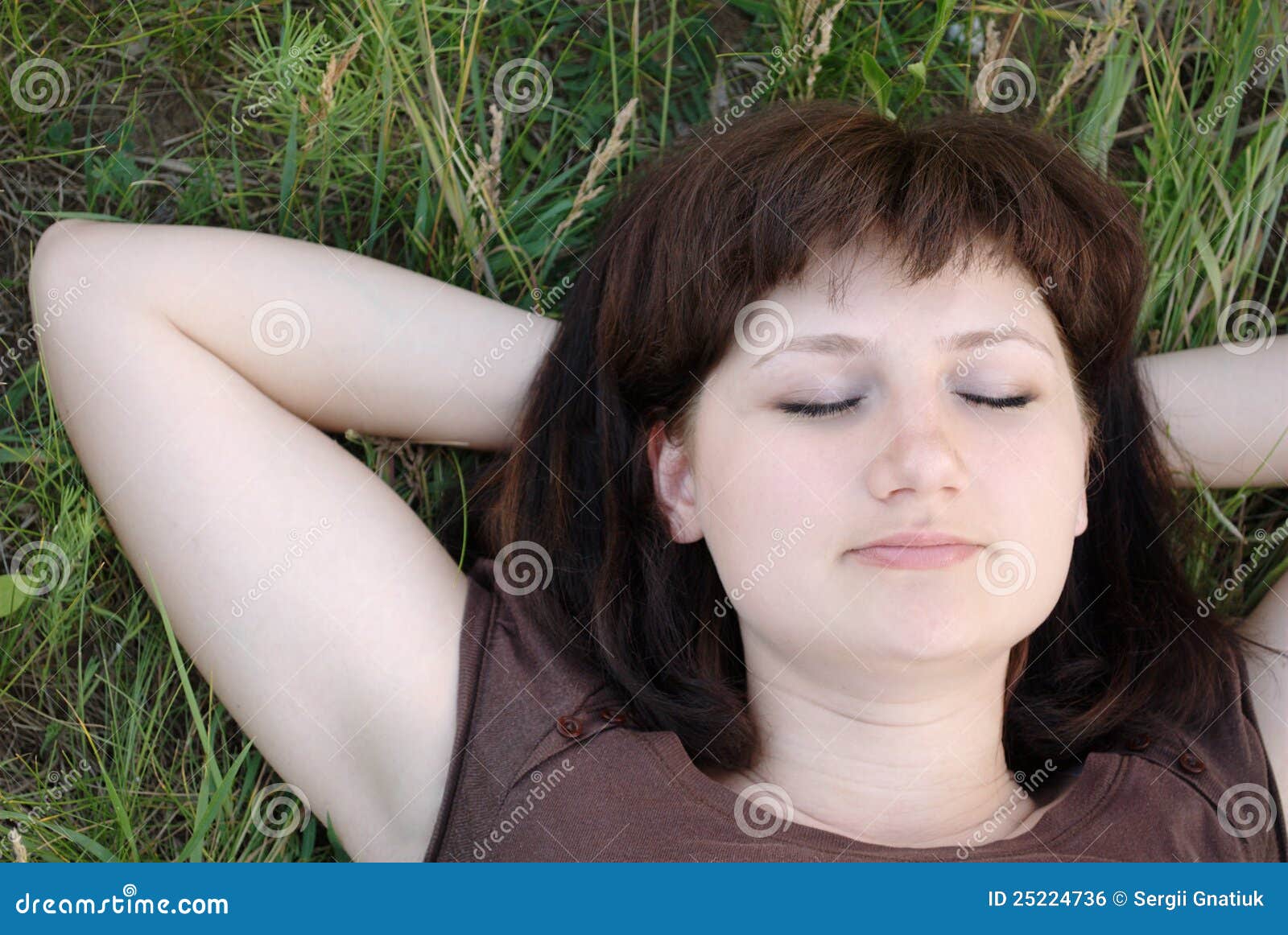 Jeune Fille Se Situant Dans Lherbe Avec Des Yeux Photo Stock Image