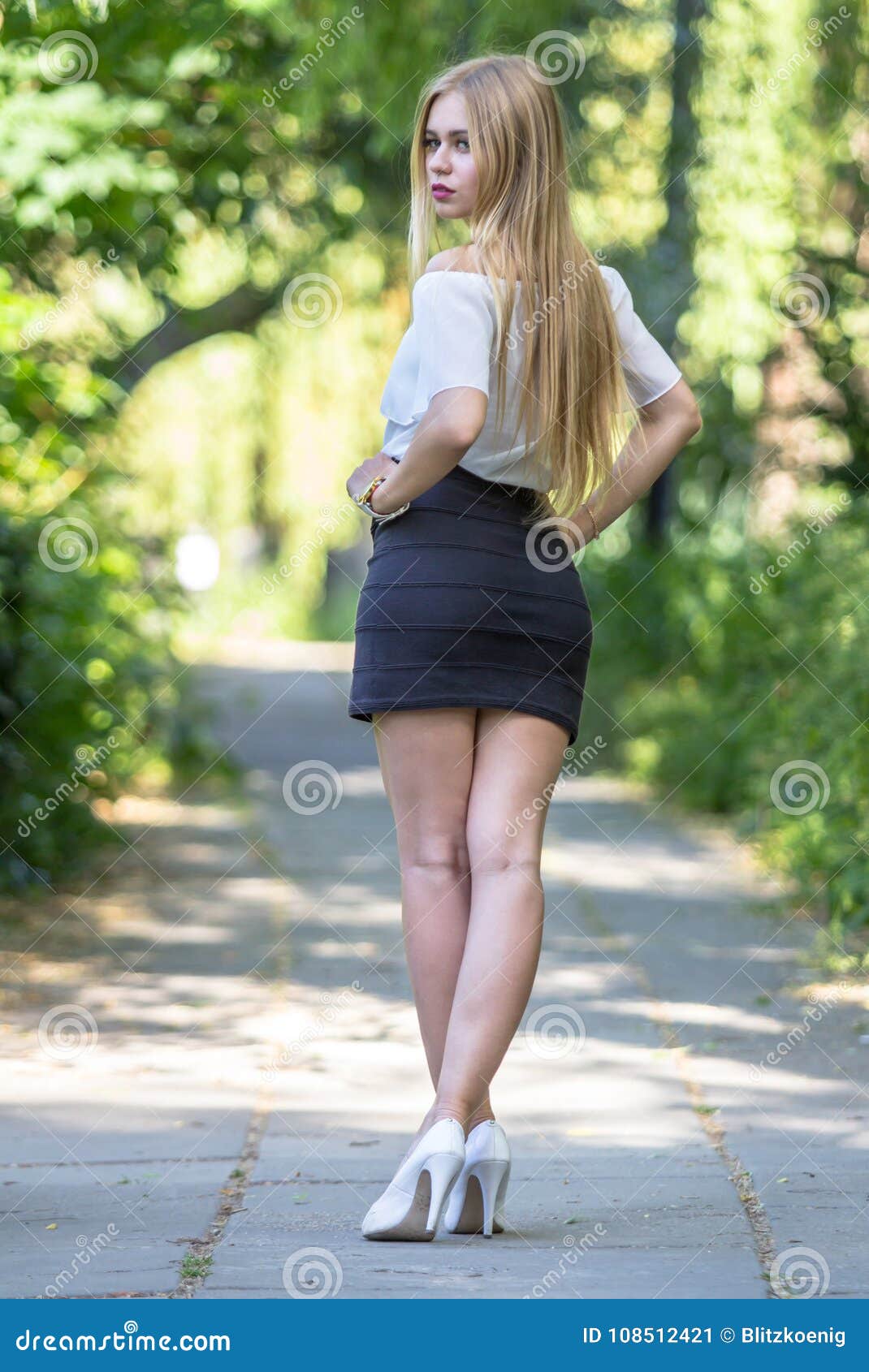 Jeune Fille Sexy Dans La Mini Jupe Image Stock Image Du Talons Femme