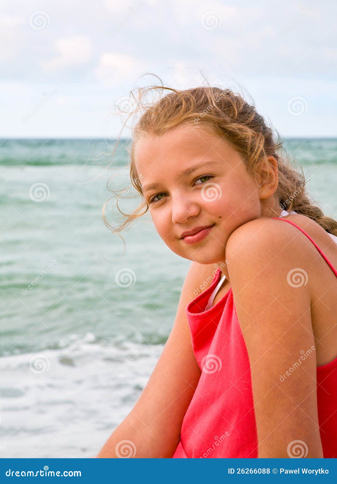 Jeune fille sur la plage photo stock. Image du bleu, gens - 26266088