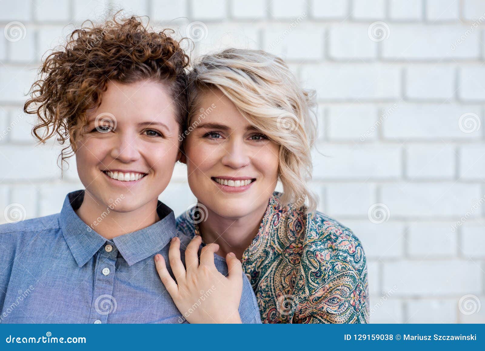Jeune Fin Lesbienne De Sourire De Position De Couples Ensemble Dehors