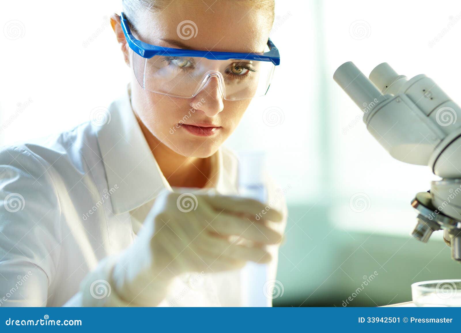 Jeune Fonctionnement De Chimiste Image stock - Image du analyse ...