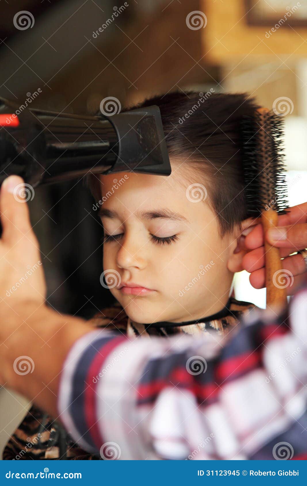 Jeune Garçon Au Salon De Coiffure Image stock - Image du yeux, cheveu ...