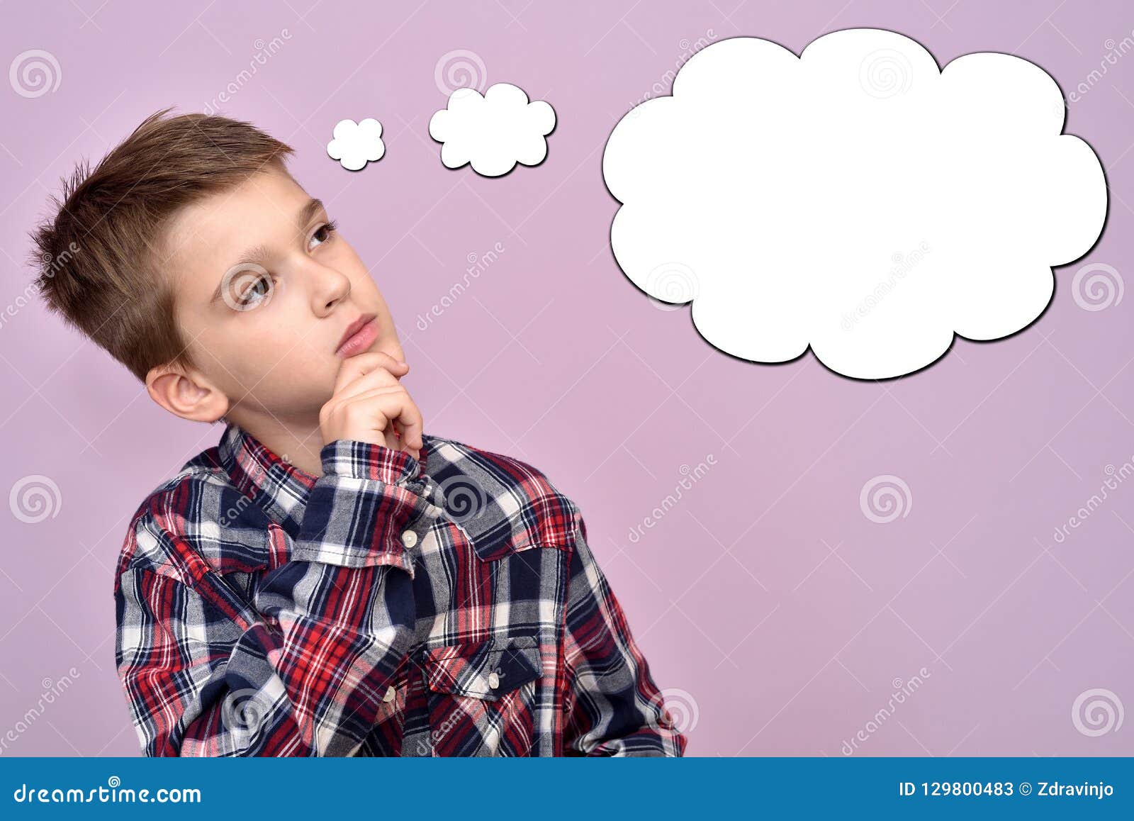 Jeune garçon pensif image stock. Image du enfant, bulle - 129800483