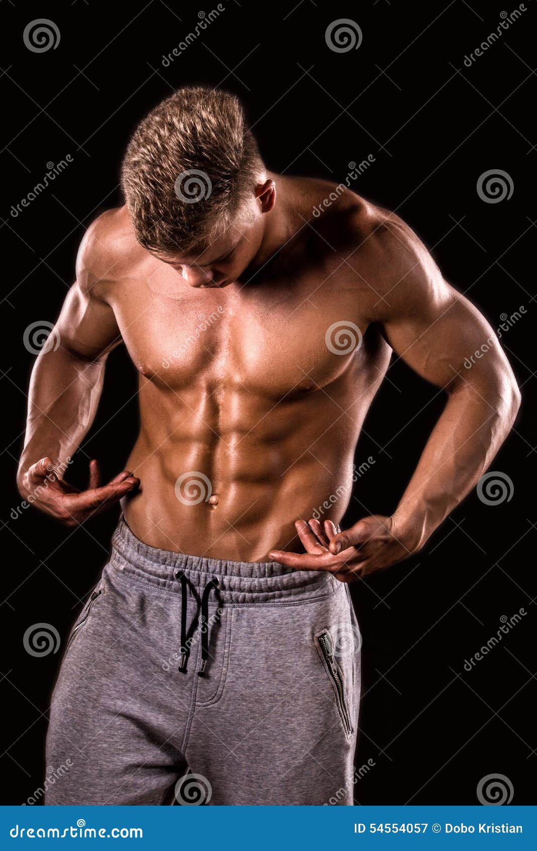 Jeune Garçon Musculaire De Bodybuilder Montrant Son Muscle Abdominal