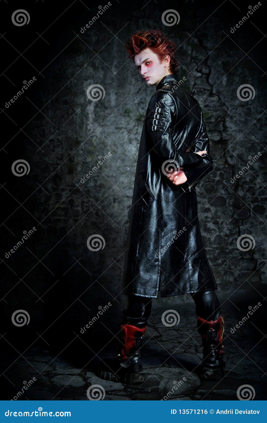 Jeune Goth Avec Un Cheveu Rouge Photo stock - Image du gothique ...