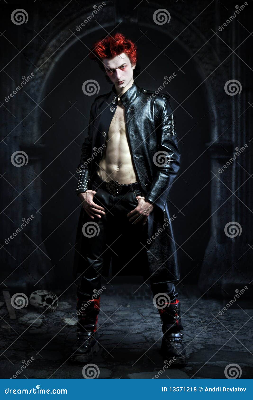 Jeune Goth Avec Un Cheveu Rouge Photo stock - Image du homme, rusé ...