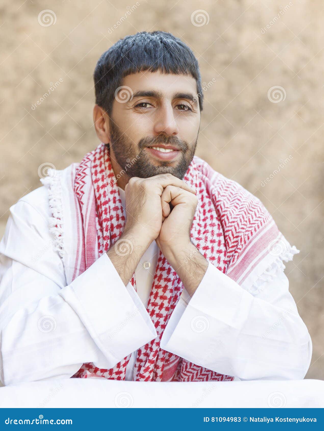 Jeune homme Arabe image stock. Image du vêtements, fond - 81094983