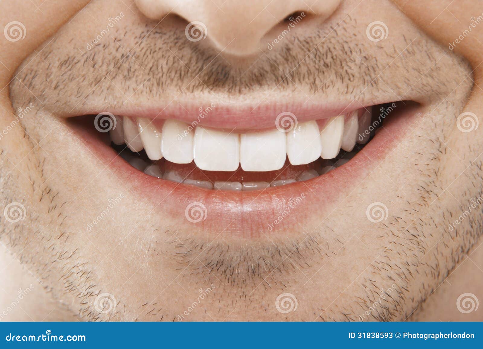 Jeune Homme Avec Les Dents Blanches Parfaites Image stock - Image du ...