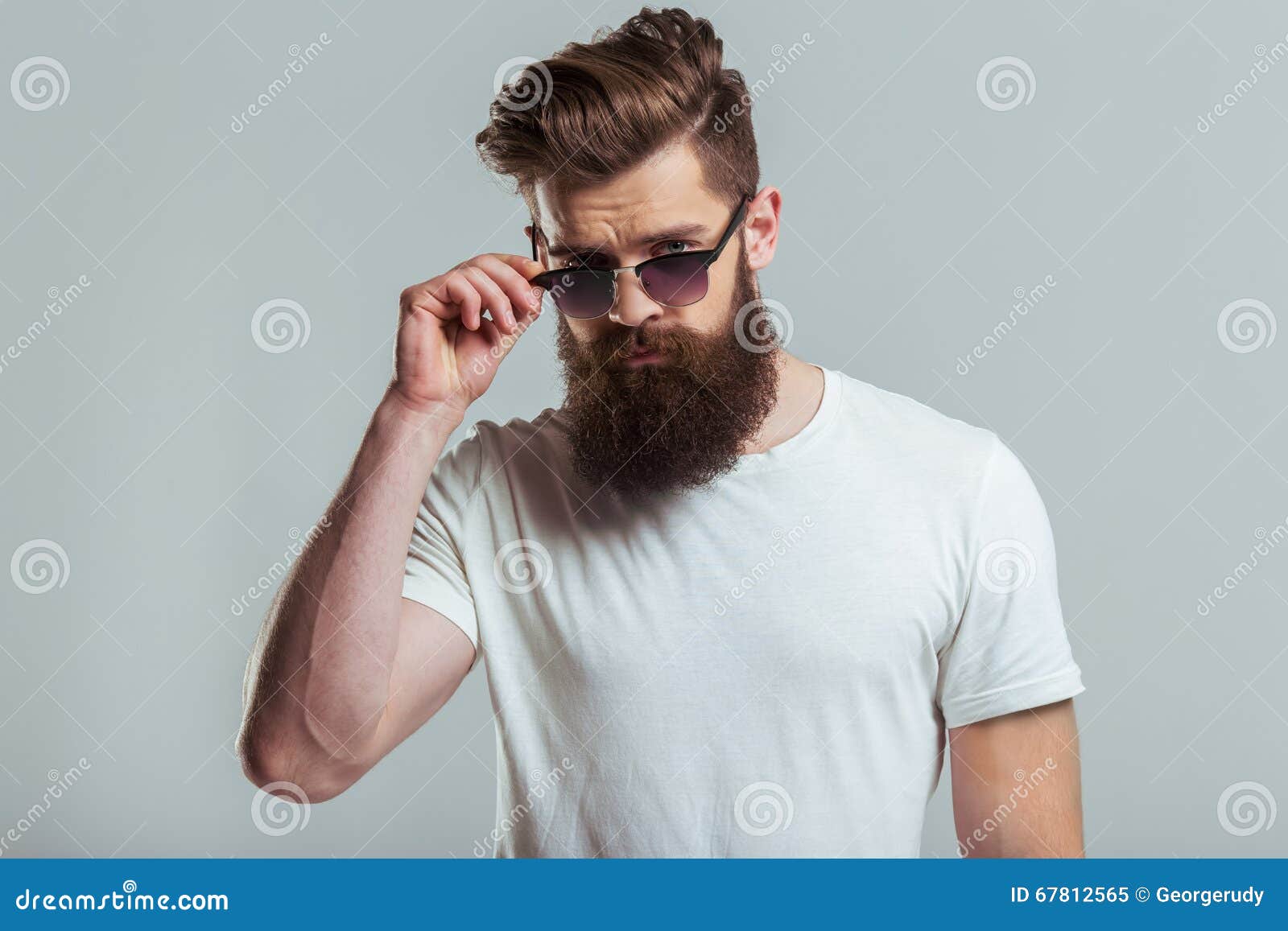 Jeune homme barbu image stock. Image du frais, adulte - 67812565