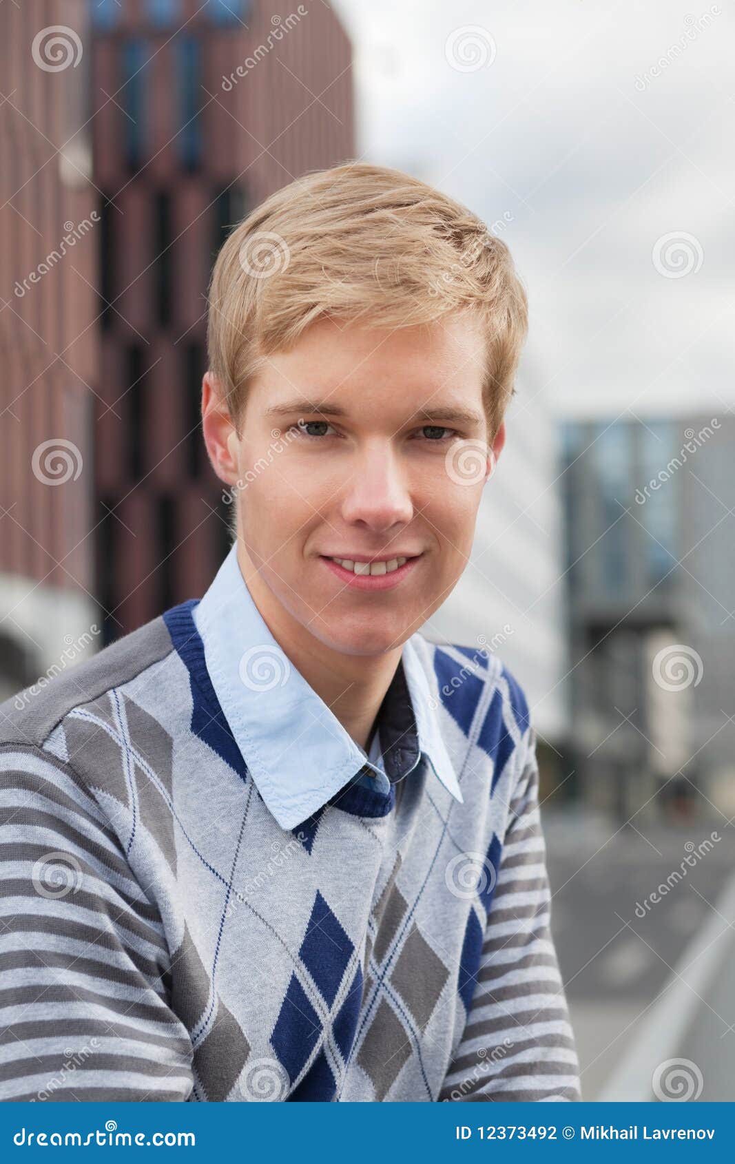 Jeune homme beau photo stock. Image du type, beau, personne - 12373492