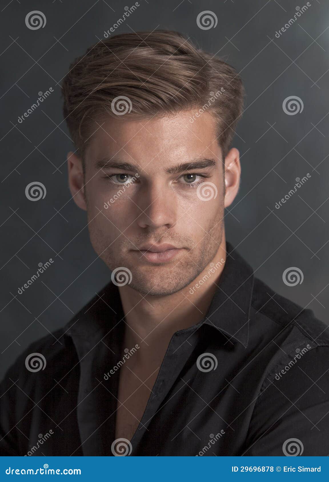 Jeune homme bel photo stock. Image du copie, studio, chaume - 29696878