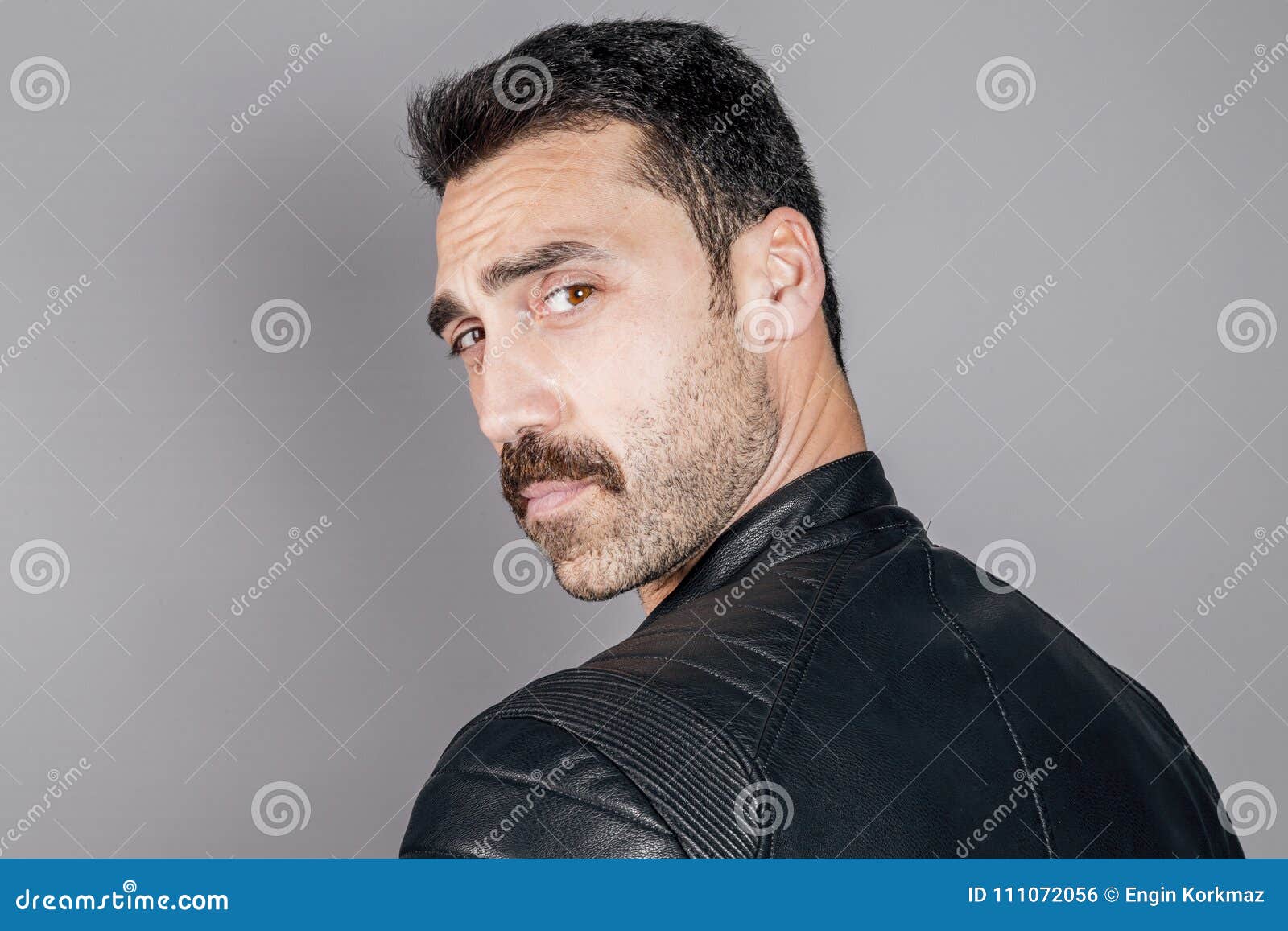 Jeune Homme Bel Avec Le Portrait De Studio De Barbe Et De Moustache ... Jeune Homme Bel Avec Le Portrait De Studio De Barbe Et De Moustache ...