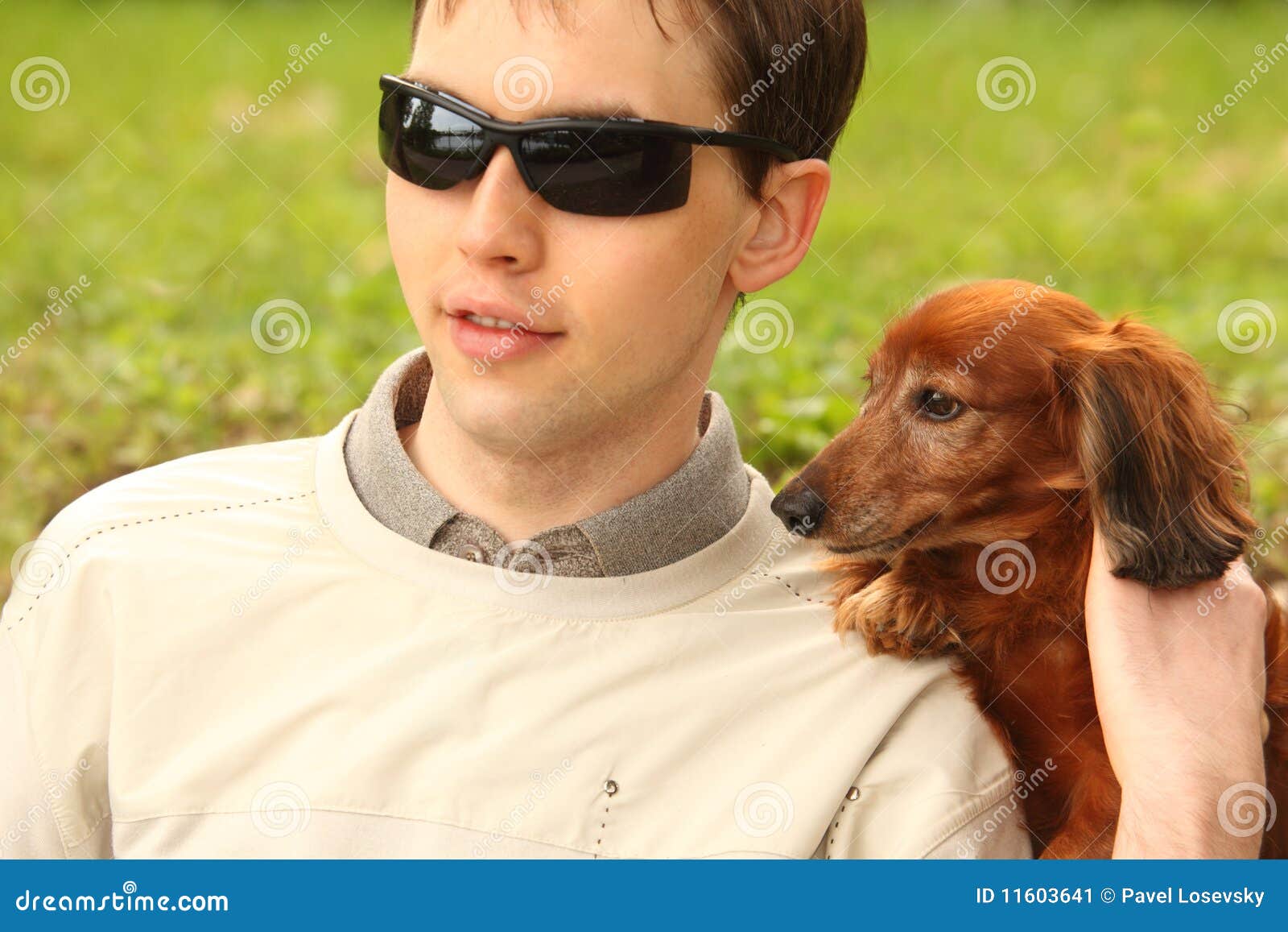 Jeune Homme Borgne Avec Le Crabot-guide Image stock - Image du prise ...