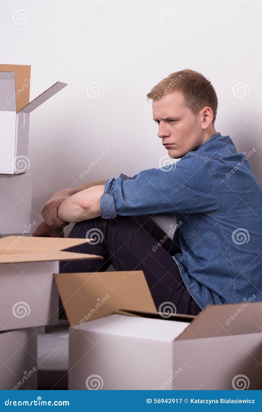 Jeune homme confus image stock. Image du gens, durée - 56942917