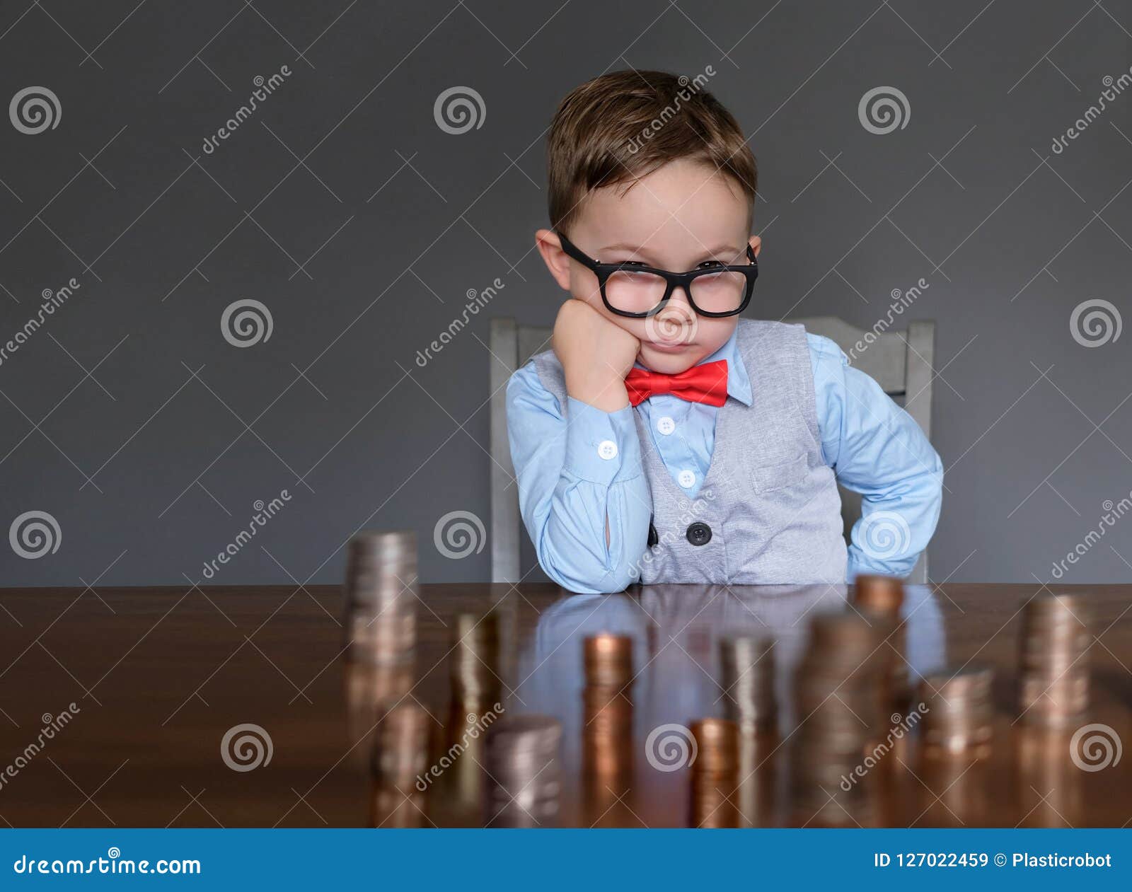 Jeune Homme D'affaires Avec L'argent Image stock - Image du bancaire ... Jeune Homme D'affaires Avec L'argent Image stock - Image du bancaire ...